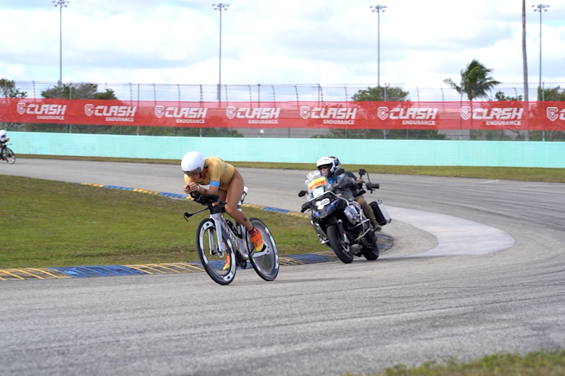 La triatleta Sara Pérez prueba la aerodinámica de su nueva ropa de ...